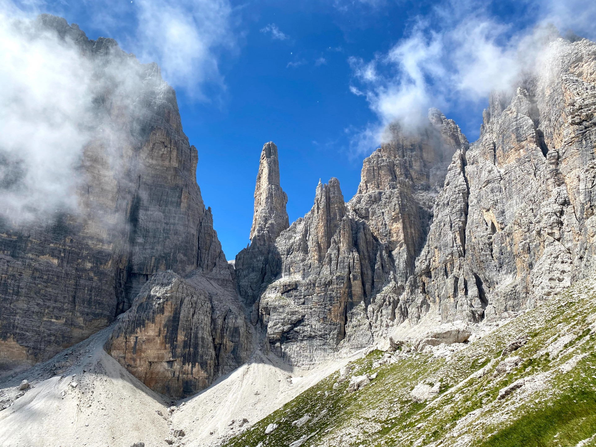 Trekking im Naturpark Adamello - Brenta Dolomiten - The Outside Planet ...